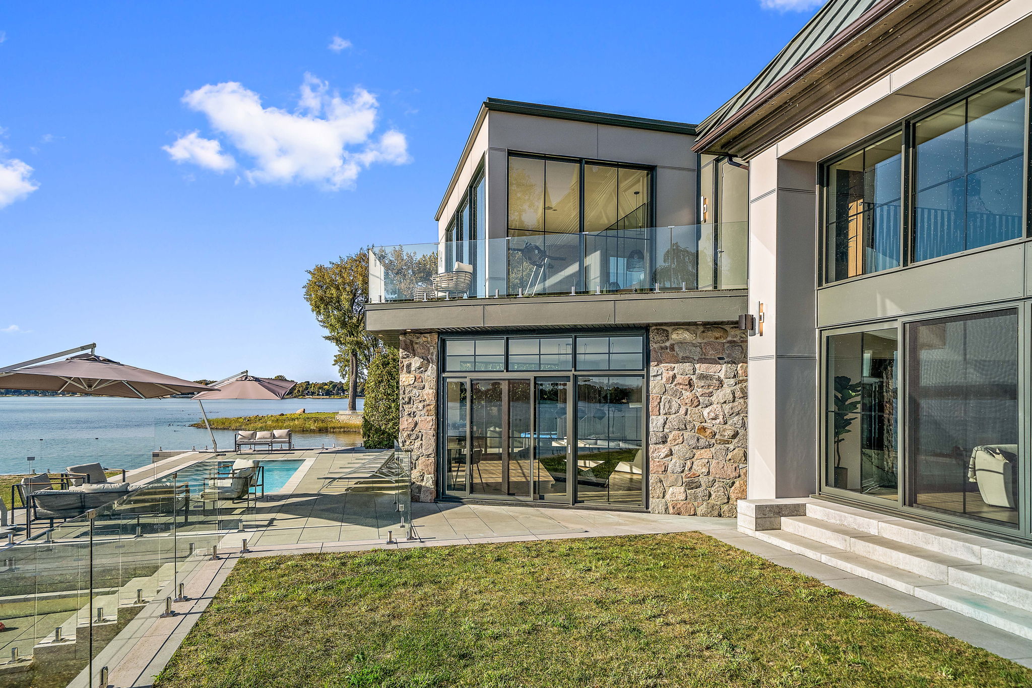 Rampes en Verre : Avantages Esthétiques & Pratiques – BC Transparent